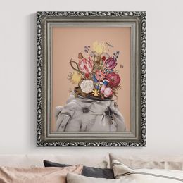 Bilderwelten Leinwandbild mit Barockrahmen Enkel Dika - Astronautenanzug mit Blumen
