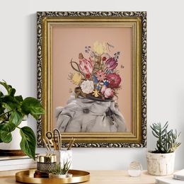 Bilderwelten Bild mit Barockrahmen Antik Blumen Illustration Barock beige - Enkel Dika - Astronautenanzug mit Blumen - edle Optik Wohnzimmer Schlafzimmer