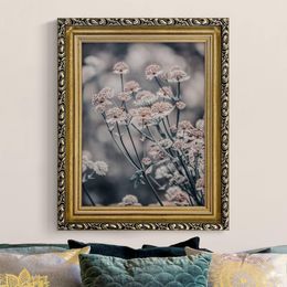 Bilderwelten Bild mit Barockrahmen Antik Tropisch Barock braun - Mystischer Bl&uuml;tenstrauch - Gr&auml;ser Wohnzimmer Schlafzimmer
