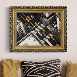 Bilderwelten Bild mit Barockrahmen Antik Stadt Motiv Barock schwarz weiss - New York City Cabs - Architektur Wohnzimmer Schlafzimmer