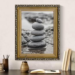Bilderwelten Bild mit Barockrahmen Antik Strand Motiv Barock grau - Steinturm im Wasser - edle Optik Wohnzimmer Schlafzimmer