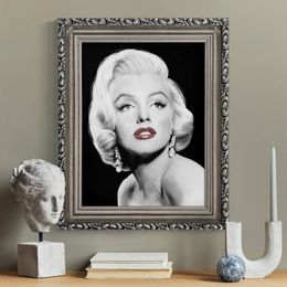 Gerahmtes Leinwandbild Marilyn mit Ohrschmuck