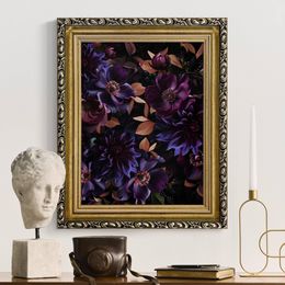 Bilderwelten Bild mit Barockrahmen Antik Blumen Motiv Barock violett - Dunkle violette Bl&uuml;ten - edle Optik Wohnzimmer Schlafzimmer