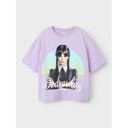 name it M&auml;dchen T-Shirt "NKFDYP WEDNESDAY SS RLX TOP BOX NOOS SKY", lila, Gr. 122, bedruckt, Jersey, Obermaterial: 100% Baumwolle, Shirts