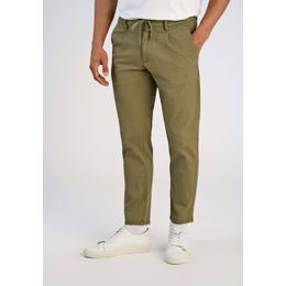 Stoffhose LINDBERGH "Freizeithose Carrot Fit, Cropped Length", Herren, Gr. M, army, Obermaterial: 98% Baumwolle, 2% Elasthan, unifarben, weit, unten schmal, Hosen Stoffhose