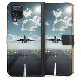 DeinDesign Galaxy A12 Handy Klapph&uuml;lle Handyh&uuml;lle aus Kunst Leder schwarz Flip Case Urlaub Airplane Wanderlust Sideflip mit langer Lasche