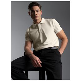Poloshirt TRIGEMA "TRIGEMA Slim Fit Poloshirt aus DELUXE-Piqu&eacute;", Herren, Gr. M, natur, Piqu&eacute;, 100% Baumwolle, Basic, normal, ohne Ausschnitt, Shirts Poloshirt