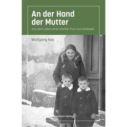 An der Hand der Mutter