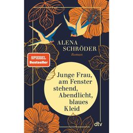 dtv Verlagsgesellschaft Junge Frau, am Fenster stehend, Abendlicht, blaues Kleid