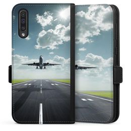DeinDesign Galaxy A50 Handy Klapph&uuml;lle Handyh&uuml;lle aus Kunst Leder schwarz Flip Case Wanderlust Airplane Urlaub Sideflip mit Lasche