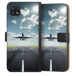 DeinDesign Galaxy A22 5G Handy Klapph&uuml;lle Handyh&uuml;lle aus Kunst Leder schwarz Flip Case Wanderlust Airplane Urlaub Sideflip mit langer Lasche