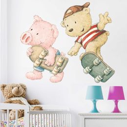 Wandtattoo Kinderzimmer Junge Pitzelpatz und Wickelwutz beim Skaten Wandsticker Jungenzimmer Kinder Wandaufkleber in S-XXL Baby Teddyb&auml;r