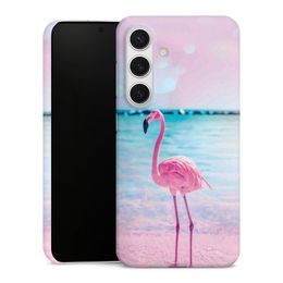 DeinDesign Galaxy S24 Handy Premium Case Smartphone Handyh&uuml;lle Schutzh&uuml;lle matt Beach Tropical Flamingo Premium Case