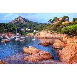Fototapete papermoon "COSTA BRAVA-STRAND KLIPPEN WALD SEE DORF GEBIRGE BOOTE", bunt, B:4,5m L:2,8m, Vlies, Tapeten