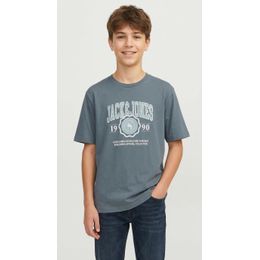 Jack & Jones T-Shirt JACK & JONES JUNIOR "JJMAKO TEE SS CREW NECK JNR", Jungen, Gr. 140, stormy weather, Single Jersey, Obermaterial: 100% Baumwolle, bedruckt, unifarben, relaxed fit normal, Rundhals, Shirts T-Shirt, mit coolem Frontprint