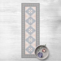 Bilderwelten Kork-Teppich Illustration pastell Fliesenoptik - Florale Fliesen Orange Blaue Knospen mit Bord&uuml;re - Geometrisch Wohnzimmer Schlafzimmer
