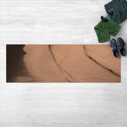 Bilderwelten Kork-Teppich Motiv schwarz weiss Strand Korkmatte - Leichter Wellengang am Strand Schwarz Wei&szlig; - Landschaft Wohnzimmer Schlafzimmer