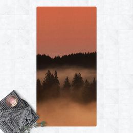 Bilderwelten Kork-Teppich Motiv schwarz Wald Korkmatte - Vertr&auml;umter Waldnebel - B&auml;ume Wohnzimmer Schlafzimmer