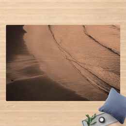 Bilderwelten Kork-Teppich Motiv schwarz weiss Strand Korkmatte - Leichter Wellengang am Strand Schwarz Wei&szlig; - Landschaft Wohnzimmer Schlafzimmer