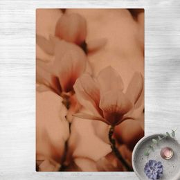 Bilderwelten Kork-Teppich Motiv rosa Blumen Korkmatte - Zarte Magnolienbl&uuml;ten im Lichtspiel - Deko Wohnzimmer Schlafzimmer
