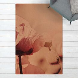 Bilderwelten Kork-Teppich Motiv rosa Korkmatte - Zartrosane Mohnbl&uuml;te mit Wassertropfen - Mohn Wohnzimmer Schlafzimmer