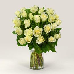 Wei&szlig;er Rosenstrau&szlig; mit Vase