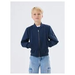 Blouson name it "NKNMONSTER BOMBER JACKET NOOS", M&auml;dchen, Gr. 140, blau (navy blazer), Web, Obermaterial: 100% Polyester, unifarben, regular fit h&uuml;ftlang, Rippb&uuml;ndchen, Jacken Blouson, mit &Auml;rmeltasche