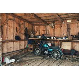 Fototapete papermoon "Motorrad in Schuppen", bunt, B:5m L:2,8m, Vlies, Tapeten