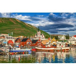 Fototapete papermoon "HUSAVIK ISLAND-BOOTE GEBIRGE DORF STEG BR&Uuml;CKE WALD BERG", bunt, B:3,5m L:2,6m, Vlies, Tapeten