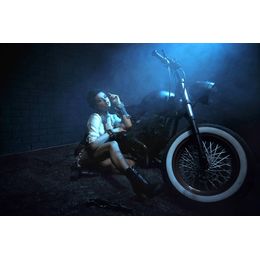 Fototapete papermoon "Frau mit Motorrad bei Nacht", bunt, B:4m L:2,6m, Vlies, Tapeten
