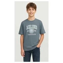 Jack & Jones T-Shirt JACK & JONES JUNIOR "JJMAKO TEE SS CREW NECK JNR", Jungen, Gr. 140, stormy weather, Single Jersey, Obermaterial: 100% Baumwolle, bedruckt, unifarben, relaxed fit normal, Rundhals, Shirts T-Shirt, mit coolem Frontprint