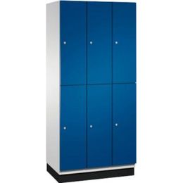 C+P Doppelst&ouml;ckiger Spind Cambio, 3 Abteile, 6 F&auml;cher, mit Sockel, B 900 x T 525 x H 1980 mm, lichtgrau/enzianblau