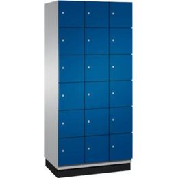 C+P Schlie&szlig;fachschrank Cambio, 3 Abteile, 18 F&auml;cher, mit Sockel, B 900 x T 525 x H 1980 mm, wei&szlig;aluminium/enzianblau