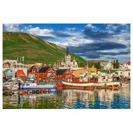 Fototapete papermoon "HUSAVIK ISLAND-BOOTE GEBIRGE DORF STEG BR&Uuml;CKE WALD BERG", bunt, B:4m L:2,6m, Vlies, Tapeten
