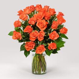 Oranger Rosenstrau&szlig; mit Vase