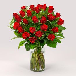 Roter Rosenstrau&szlig; mit Vase