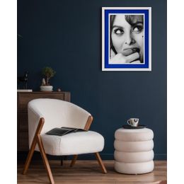 Bild mit Rahmen queence "Sophia Loren", blau (farbe rahmen: wei&szlig;, farbe bild(er): blau), B:40cm H:50cm T:2cm, Acrylglas, Holz, Bilder, Bild mit Rahmen, Poster mit buntem Acrylglas Passepartout