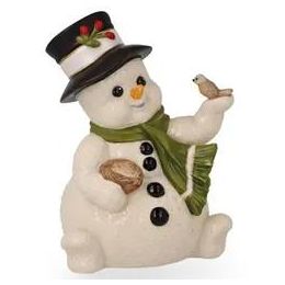 Dekofigur Goebel "Schneemann - Ein kuscheliges Pl&auml;tzchen", bunt, B:7cm H:11cm T:8cm, Steingut, Dekofiguren, 8 x 7 x 11 cm