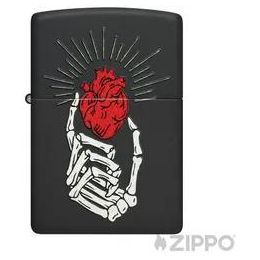 Schwarzes Zippo mit Skeletthand, die ein rotes Herz h&auml;lt Sturmfeuerzeug Geschenk