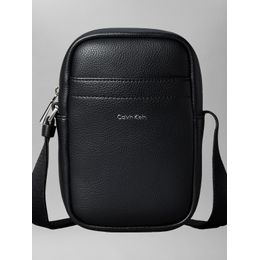 Umh&auml;ngetasche Calvin Klein "RAISED SLIM REPORTER", Herren, Gr. B/H/T: 11cm x 18cm x 5cm, schwarz, Lederimitat, Strukturmuster, unifarben, Taschen Umh&auml;ngetasche, Herren Schultertasche mit gro&szlig;em Steckfach vorne