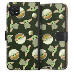 DeinDesign Galaxy A22 5G Handy Klapph&uuml;lle Handyh&uuml;lle aus Kunst Leder schwarz Flip Case Official Licensed Product Baby Yoda Star Wars Muster Sideflip mit langer 
