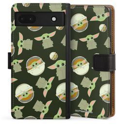 DeinDesign Google Pixel 6a Handy Klapph&uuml;lle Handyh&uuml;lle aus Kunst Leder schwarz Flip Case Official Licensed Product Star Wars Muster Baby Yoda Sideflip mit langer