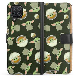 DeinDesign Galaxy A12 Handy Klapph&uuml;lle Handyh&uuml;lle aus Kunst Leder schwarz Flip Case Official Licensed Product Baby Yoda Star Wars Muster Sideflip mit langer 