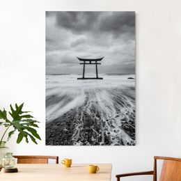 Bilderwelten Akustikbild Stadt schwarz weiss Motiv Schallschutzbild - Japanisches Torii im Meer - Asia Wohnzimmer Schlafzimmer