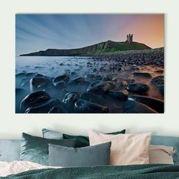 Bilderwelten Akustikbild Natur blau Motiv Schallschutzbild - Sonnenaufgang mit Nebel bei Dunstanburgh Castle - Architektur Wohnzimmer Schlafzimmer