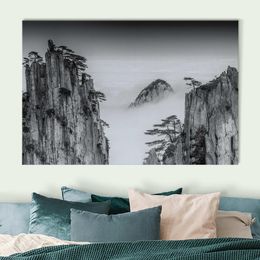 Bilderwelten Akustikbild Wald schwarz weiss Tropisch Schallschutzbild - Felsen im Nebel schwarz-wei&szlig; - Berg Wohnzimmer Schlafzimmer