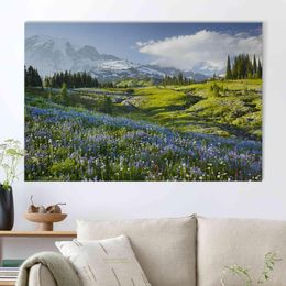 Bilderwelten Akustikbild Blumen gr&uuml;n Motiv Schallschutzbild - Bergwiese mit blauen Blumen vor Mt. Rainier - Blumenwiese Wohnzimmer Schlafzimmer