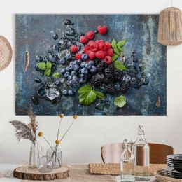 Bilderwelten Akustikbild Kulinarisch schwarz Motiv Schallschutzbild - Beerenmischung mit Eisw&uuml;rfeln Holz - Obst K&uuml;che