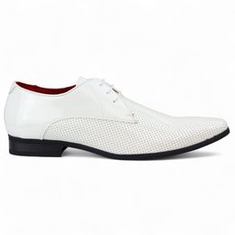 Wei&szlig;e formelle Herrenschuhe mit spitzer Spitze und perforiertem Schn&uuml;rschuh