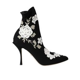 Dolce & Gabbana Blumenbestickte Stiefeletten